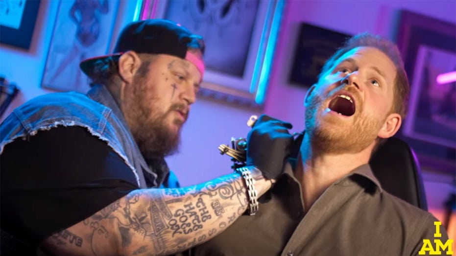 Jelly Roll gives Prince Harry neck tattoo as royal jokes he should have ...