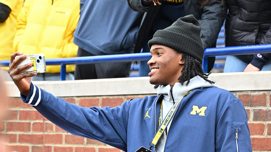 Michigan's new No. 1 recruit photographed with subject of sign-stealing ...