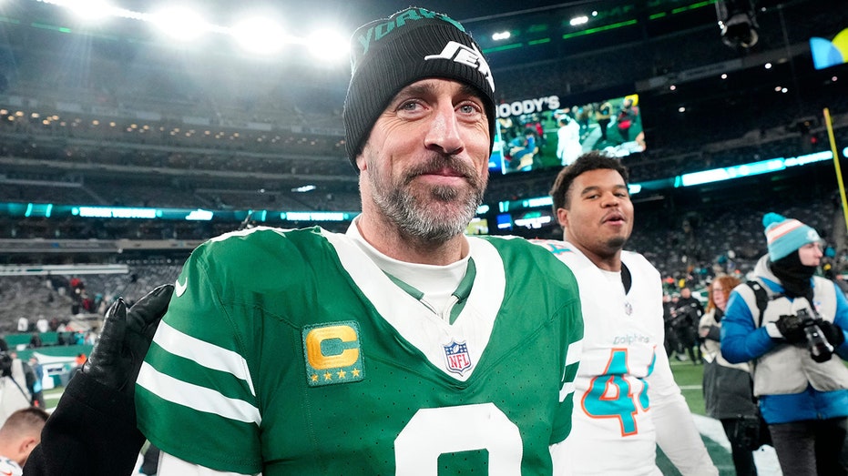 Aaron Rodgers still has 'a lot of juice left in the tank,' NFL legend ...