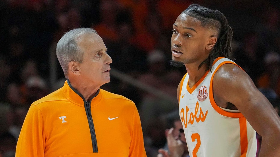 Tennessee men's basketball coach says he benched top scorer for failing ...