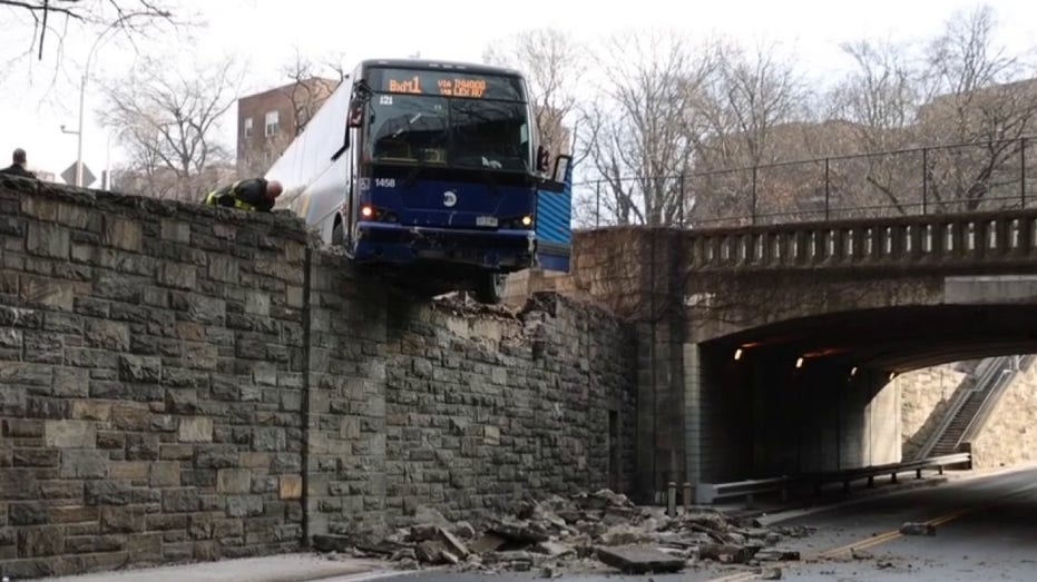 WATCH: City bus comes within inches of disaster on elevated overpass ...