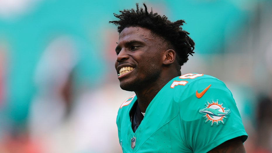 Tyreek Hill channels Antonio Brown after remarks about future with Dolphins - FOX 24 WTAT