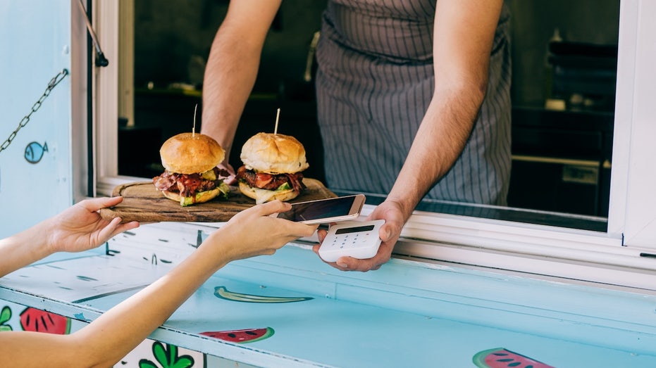 Restaurant tipping etiquette: Should you tip for fast food or takeout ...