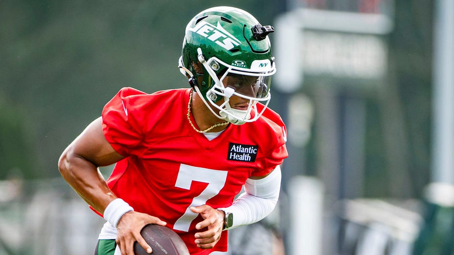 Jets quarterback Justin Fields returns to training camp after injury scare - FOX 24 WTAT