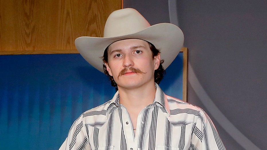 Country singer ends concert early after fans throw beer at stage during ...