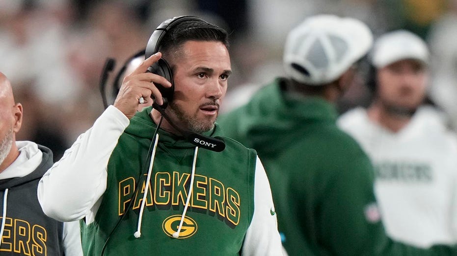 Packers' Matt LaFleur tears into defensive lineman on sidelines - FOX ...