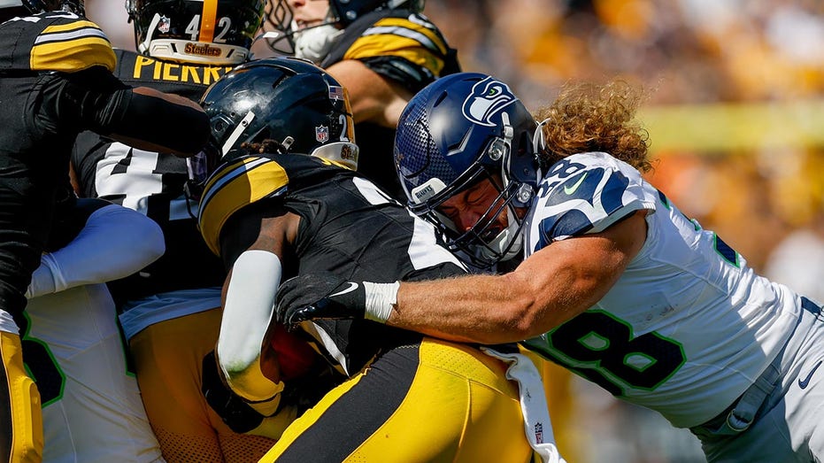 Steelers returner suffers major kickoff blunder in loss vs Seahawks ...