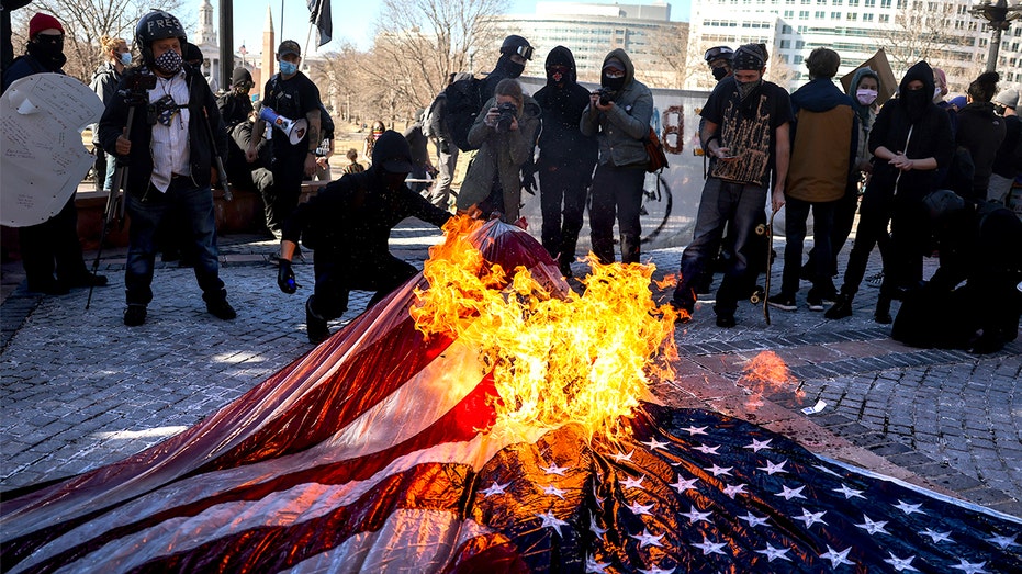 University of Virginia students holding 'antifascist' 'flag burning ...