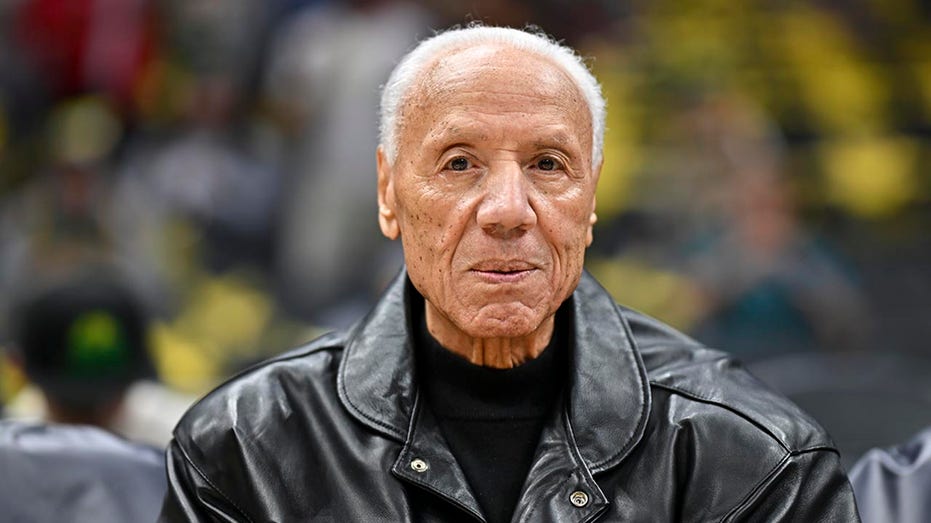 NBA legend Lenny Wilkens, rare Hall of Fame inductee as player and ...