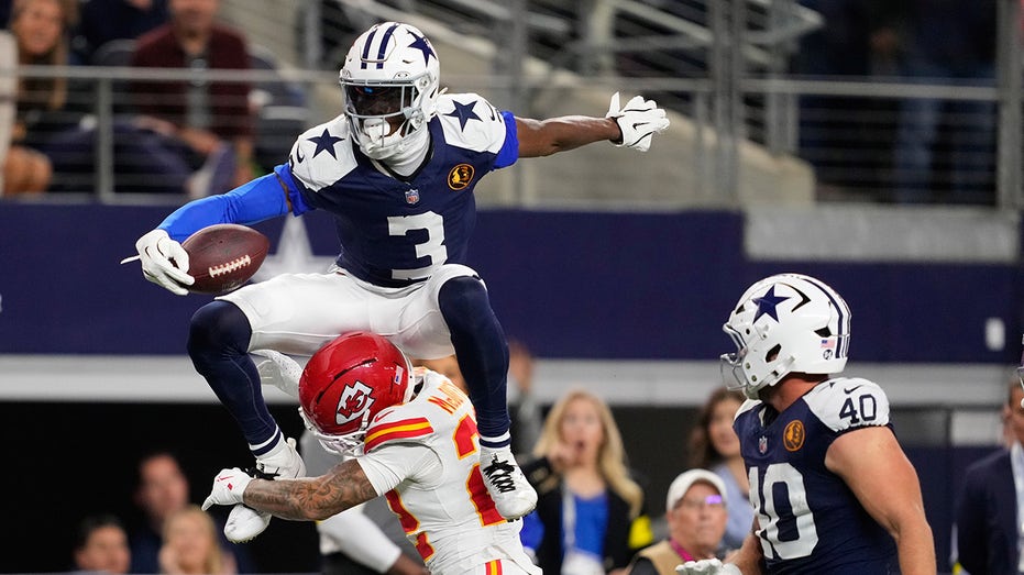 Cowboys' George Pickens goes airborne in stunning maneuver to keep ...
