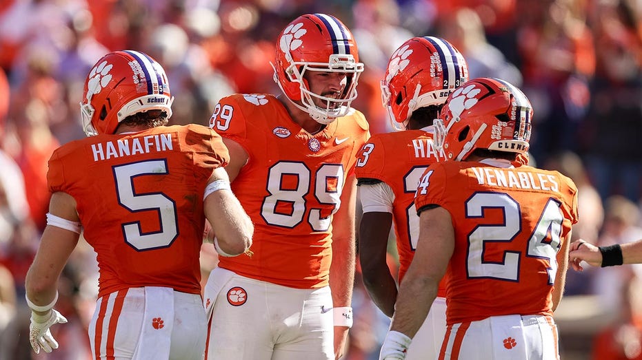 College football fans poke fun at Clemson over fake punt mishap - FOX ...