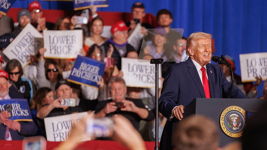 Trump launches midterm push in Iowa, warns losses would derail agenda ...